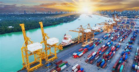 배달 컨테이너 선적을 위한 작업 크레인 브리지가 있는 항구 창고의 물류 컨테이너 선박 글로벌 물류 개념에 대한 운송 또는 수입 수출에 적합한 사용 사진