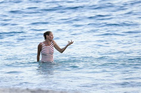 Uma Thurman At A Beach Bar On Shell Beach 11162015 Hawtcelebs