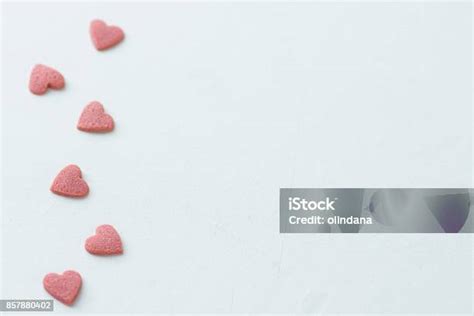 분홍색 빨간색 설탕 흰색 배경 테두리 프레임에 흩어져 심장 모양에서 사탕 스프링 발렌타인 로맨스 생일 자선 기호 인사말 카드 포스터 템플릿 0명에 대한 스톡 사진 및 기타