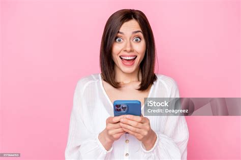 긍정적 인 감동 레이디 유명 블로거 사용 장치 기쁨 백만 추종자 인스 타 그램 페이스 북 절연 핑크 컬러 배경의 사진 20 24세에 대한 스톡 사진 및 기타 이미지 Istock