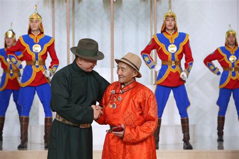 Цагаан сарын баярыг тохиолдуулан төрийн дээд цол одон медаль гардуулав