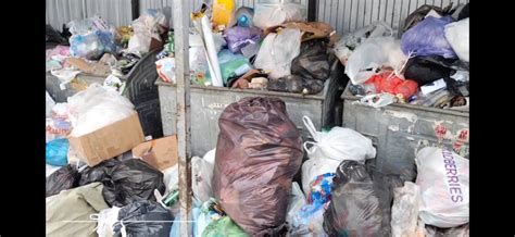 Еще до Нового года некоторые контейнерные площадки в Иванове уже утопают в мусоре Новости