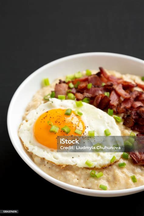 검은 색 배경 측면 보기에 집에서 만든 치즈 베이컨 짭짤한 오트밀 그릇 0명에 대한 스톡 사진 및 기타 이미지 0명 건강한