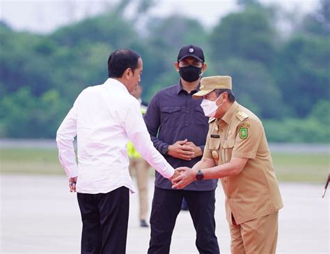 InfoPublik GUBERNUR RIAU SAMBUT KEDATANGAN PRESIDEN JOKO WIDODO