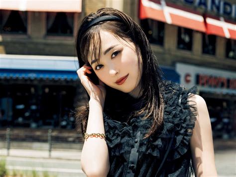 女優・福原遥さんが着こなす「デニム×フリルブラウス」の大人な甘辛コーデ Trill【トリル】