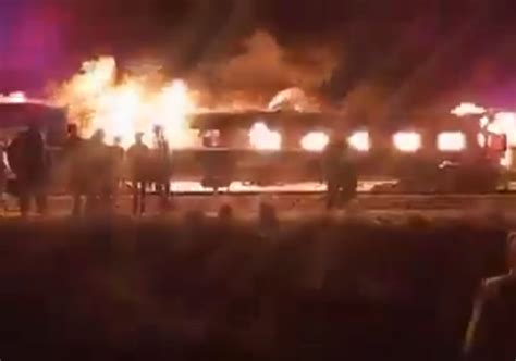 巴基斯坦行駛列車陷火海！乘客跳車「一堆焦屍」釀7死 疑車廂偷煮食 Yahoo奇摩汽車機車