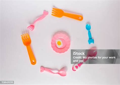 흰색 바탕에 어린이 플라스틱 접시 포크 숟가락 텍스트 공간을 가진 접시 평면 누워 평면도 최소한의 개념입니다 0명에 대한 스톡 사진 및 기타 이미지 Istock