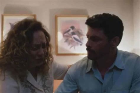 Terra e Paixão Agatha dá rasteira covarde em Caio ao aplicar golpe