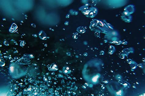 幻想的。海の下から見た水面の景色の画像｜おしゃれなフリー写真素材：girly Drop