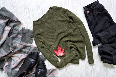 카키색 스웨터 검은 청바지와 스카프입니다 빨강 단풍나무의 잎 세련 된 개념 가을에 대한 스톡 사진 및 기타 이미지 가을 개념 개체 그룹 Istock