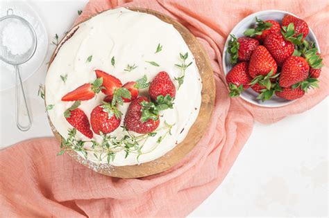 나무 보드에 레드 벨벳 케이크 스트로브로리 케이크 악마 케이크 웨딩 디저트 생일 파티 맛있는 디저트 전통적인 미국 디저트 0명에