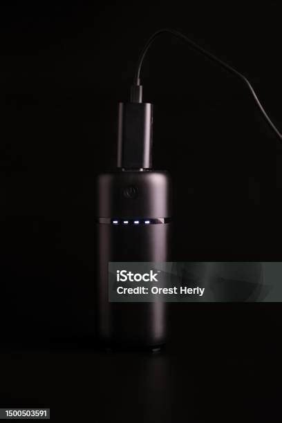 검은색 배경에 검은색 파워뱅크 Usb 케이블 플러그 조명 및 반사 0명에 대한 스톡 사진 및 기타 이미지 0명 Usb 케이블 단일 객체 Istock