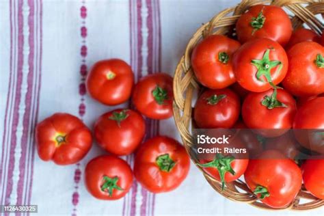 Ethno 동기와 천으로 나무 테이블에 바구니에 신선한 빨간 토마토 높은 각도 보기 가을에 대한 스톡 사진 및 기타 이미지