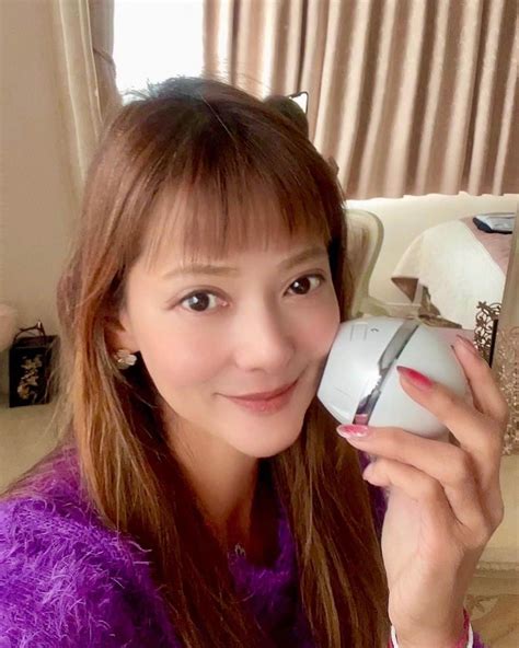 箕輪玖美さんのインスタグラム写真 箕輪玖美instagram「沖縄で強い日差しをタップリ浴びたので、早速美肌ケア ️ プラズマシャワー