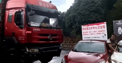 영상 비켜 밀어붙이는 트럭급이 다른 중국 통행 시비