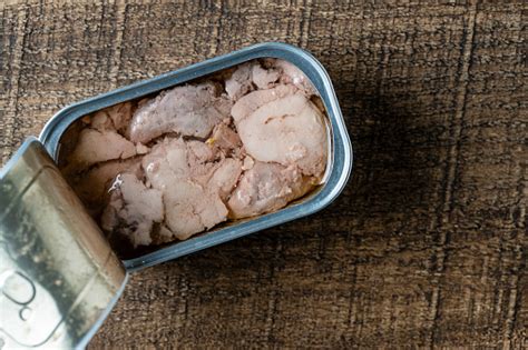 나무 테이블 배경에 대구 간이 있는 열린 깡통 근접 촬영 상위 뷰 0명에 대한 스톡 사진 및 기타 이미지 0명 건강한 생활