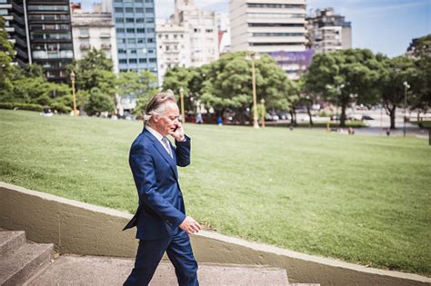 Ceo 전화로 사무실로 돌진 경영자에 대한 스톡 사진 및 기타 이미지 경영자 공원 기업 비즈니스 Istock