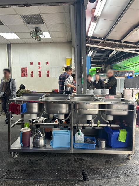 員林有夢幻三家 其實我自己心裡也有一組彰化夢幻三家 那就是 車路口肉羹 車路口阿義擔仔麵 車路口肉粽 小時候我們家都會去買一大鍋肉羹