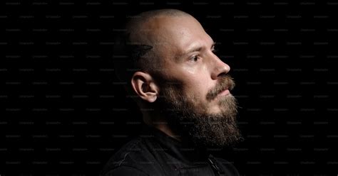 스튜디오에서 잔인한 대담한 수염 난 요리사의 초상화 그는 카메라를 똑바로 바라보고 있고 가슴에 손을 얹고 있습니다 사진 Unsplash의 성숙한 남자 이미지