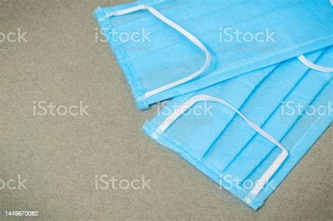 회색 배경에 격리된 두 개의 의료 외과 의사 마스크 독감 및 코로나 바이러스 보호 건강 관리 개념입니다 텍스트 공간을 복사합니다 0명에 대한 스톡 사진 및 기타 이미지