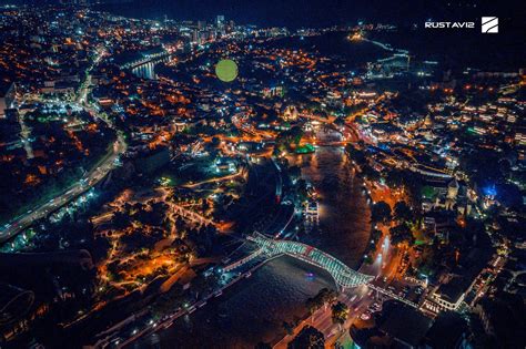 Rustavi 🇬🇪 თბილისის ანძა და მშვიდობის ხიდი საქართველოს დროშის ფერებში განათდა 📷 თბილსერვის