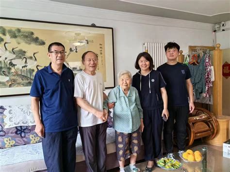 离退休干部党委认真做好“七一”走访慰问工作