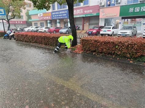 交警逆雨而行 除患保畅暖心守护
