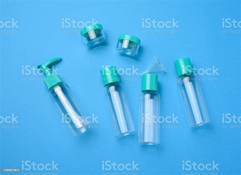 파란색 배경에 화장품을위한 다양한 투명한 빈 플라스틱 병과 항아리 상단 전망 0명에 대한 스톡 사진 및 기타 이미지 0명