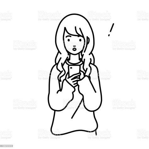 캐주얼 한 스타일의 여성은 발견하고 그녀의 손에 스마트 폰을보고 사용하여 서 뭔가를 지적하고 머그잔을 들고 Brand Name