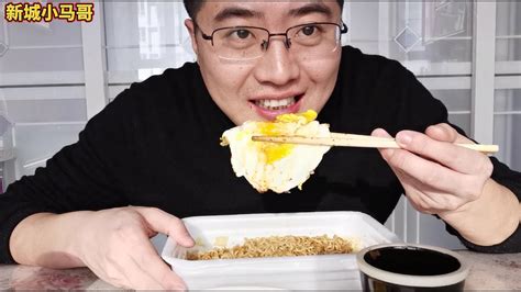 【新城小马哥】试吃全世界最大的泡面，小马哥没吃饱再来一袋方便面和两个煎蛋，真香 Youtube