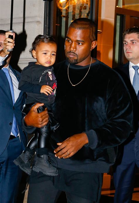 Foto Kanye West também opina nos looks da filha North West O rapper recebe as roupas se não