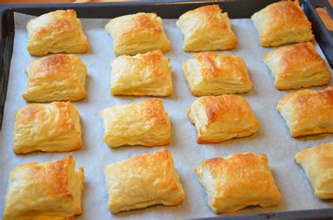 Proste ciasteczka z ciasta francuskiego szybka słona przekąska