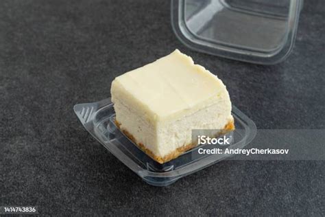 어두운 배경에 플라스틱 배달 패키지에 치즈 케이크 메뉴에 대한 0명에 대한 스톡 사진 및 기타 이미지 0명 갈색 뚜껑