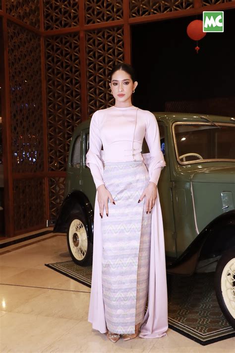 အိမ်စည် ရဲ့ ပန်းနုရောင် အကယ်ဒမီပွဲတက် ဖက်ရှင်