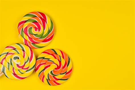 노란색 배경에 화려한 사탕입니다 롤리팝 맨 위 보기 공간을 복사합니다 0명에 대한 스톡 사진 및 기타 이미지 0명 감귤류 과일 과일 Istock