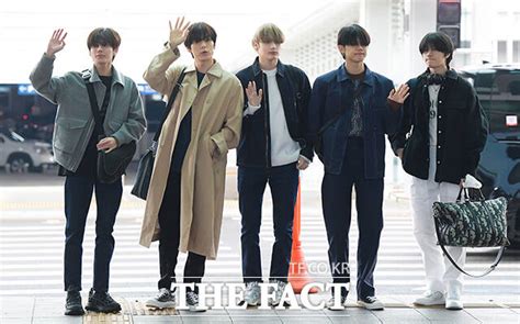 투모로우바이투게더 풋풋한 손인사 [tf사진관] 포토 기사 더팩트
