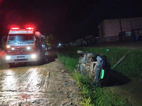 Carro Cai Em Vala E Duas Pessoas São Encaminhadas Ao Hospital Em Barra