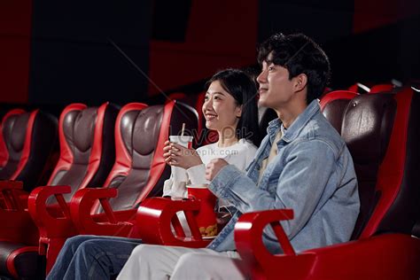 青年情侶歡樂看電影圖片素材 圖片尺寸8192 × 5464px 高清圖案501811651
