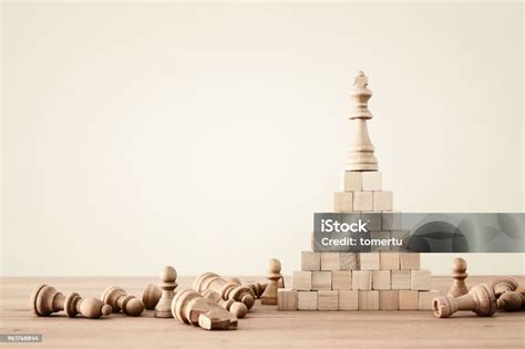 피라미드 꼭대기에 서 있는 체스 그림의 이미지 비즈니스 경쟁 전략 리더십과 성공 개념 개념에 대한 스톡 사진 및 기타 이미지