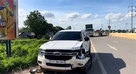 ពីរនាក់បងប្អូនជិះម៉ូតូឌុបគ្នាឆ្លងផ្លូវត្រូវបានរថយន្តស៊េរីទំនើបម៉ាកfordបុកបណ្តាលឱ្យស្លាប់ម្នាក់និ