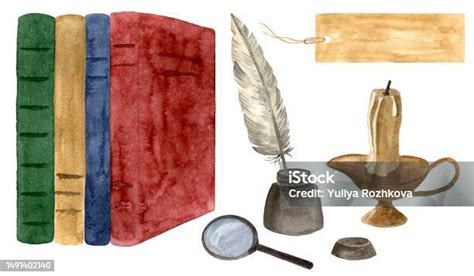 잉크병에 돋보기 양초 깃털이 있는 다채로운 책 더미 수채화 손으로 그린 그림은 흰색 배경에 분리되어 있습니다 디자인 카드 전단지 및 초대장용 템플릿입니다 수채화에 대한 스톡