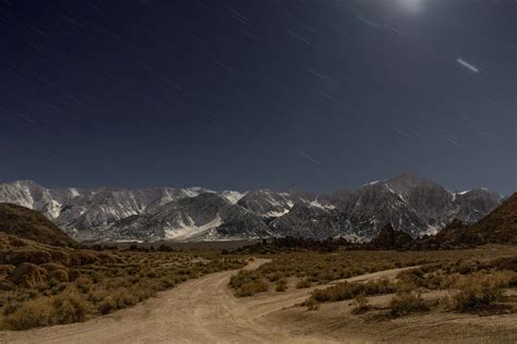 경치 경치 좋은 전망 고요한 골짜기 광대 한 하늘 광야 긴 노출 달빛 등산로 로드 트립 맑은 밤 모험 무인도의 미국 바위 같은 지형 밝기 밤