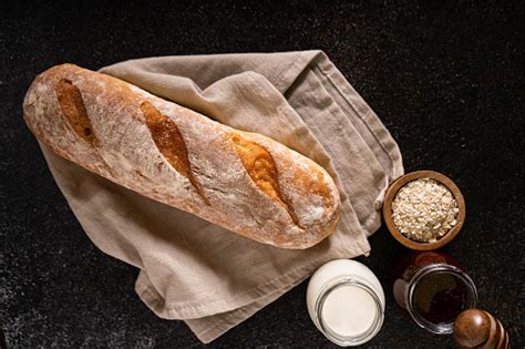 복사 공간이 있는 소박한 배경에 바게트 빵을 만든 신선한 수제 장인 덩어리 사워도우 미니 바게트 빵 바게트에 대한 스톡 사진 및 기타 이미지 Istock