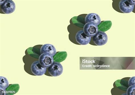 녹색 블루베리 화려한 노란색 배경에 강한 빛에 나뭇잎 Superfoods 다이어트 완벽 한 패턴 채식 식품 개념 블루베리에 대한