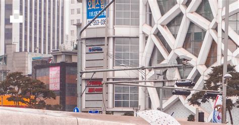 흰 우산을 들고 있는 여자 사진 Unsplash의 무료 사람의 이미지