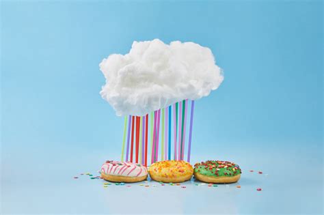 작은 구름 아래 다른 도넛과 빨대를 마시는 비 과자와 패스트리를 위한 창의적인 컨셉 지방 영양소에 대한 스톡 사진 및 기타 이미지 지방 영양소 클라우드 컴퓨팅 0명