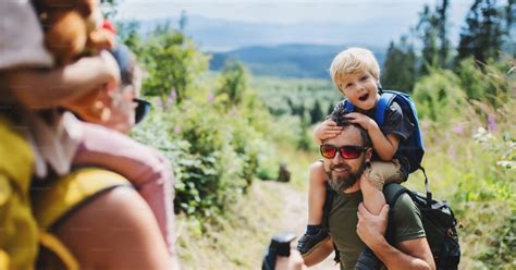 여름 자연 속에서 야외에서 하이킹을 하는 어린 아이들과 함께 행복한 가족 사진 Unsplash의 여자 이미지