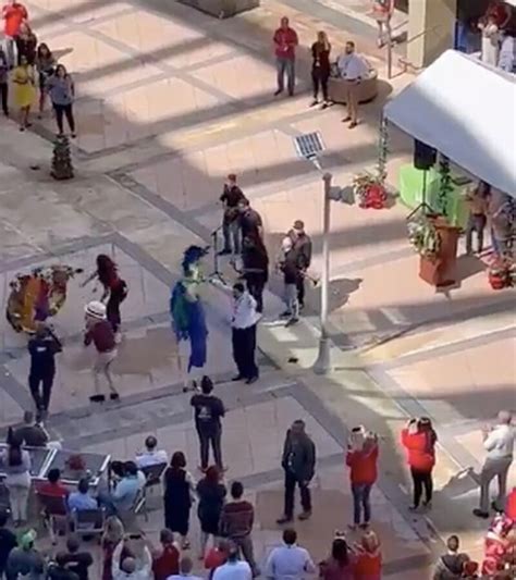 Video Se Forma Tremendo Jolgorio Navideño En Oficinas De Luma El Calce