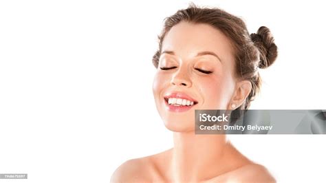닫힌 된 눈 흰색 배경에 고립 된 웃는 여자의 초상화입니다 건강 하 고 빛나는 피부 치아 건강과 자연 미용 컨셉 가까운에 대한 스톡 사진 및 기타 이미지 Istock