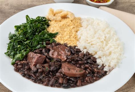 Típica Feijoada Brasileira Com Arroz Pimenta Farofa Couve E Torresmo Foto Premium